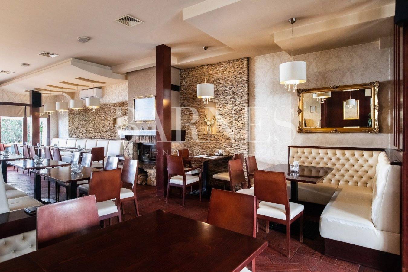 Panorámás étterem és panzió a Duna partján, Ref 7328135